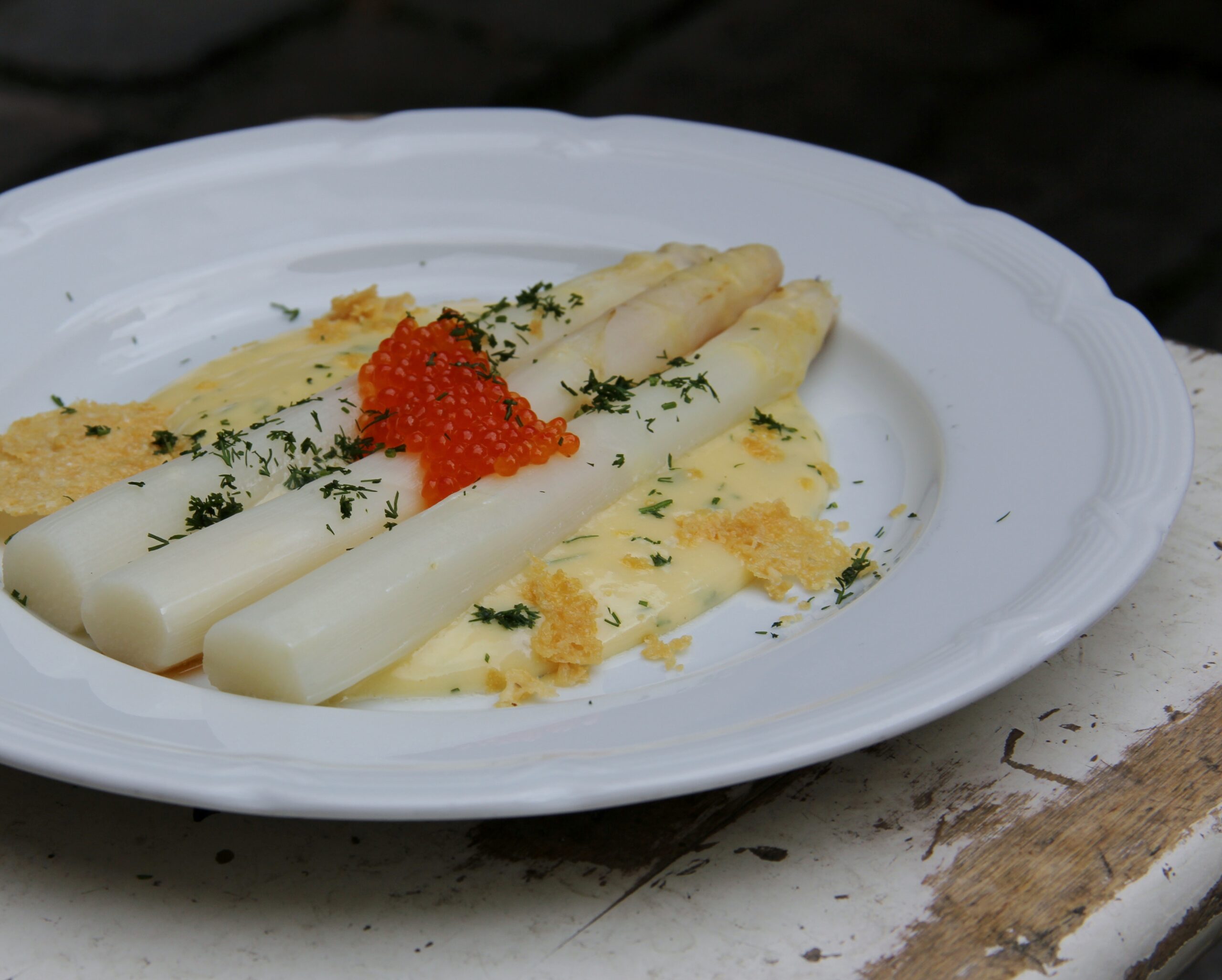 Vit sparris och uteservering mot Vasaparken – Le Bistrot de Wasahof